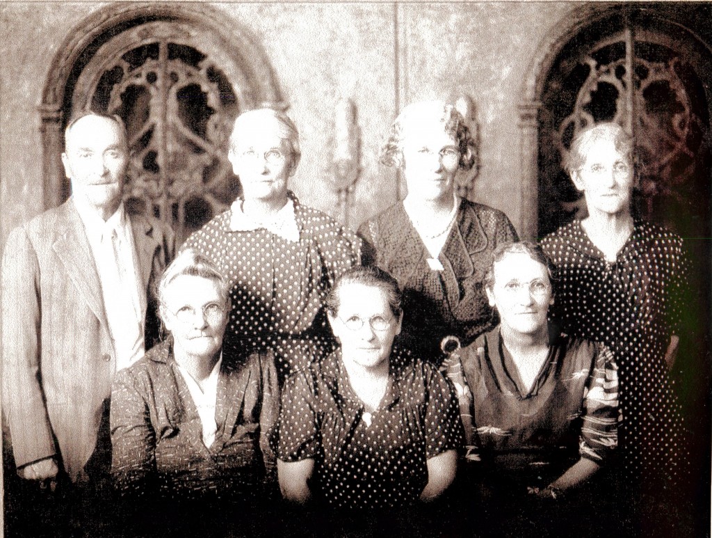 Reunion of Gibson Family at Mary Neal Home